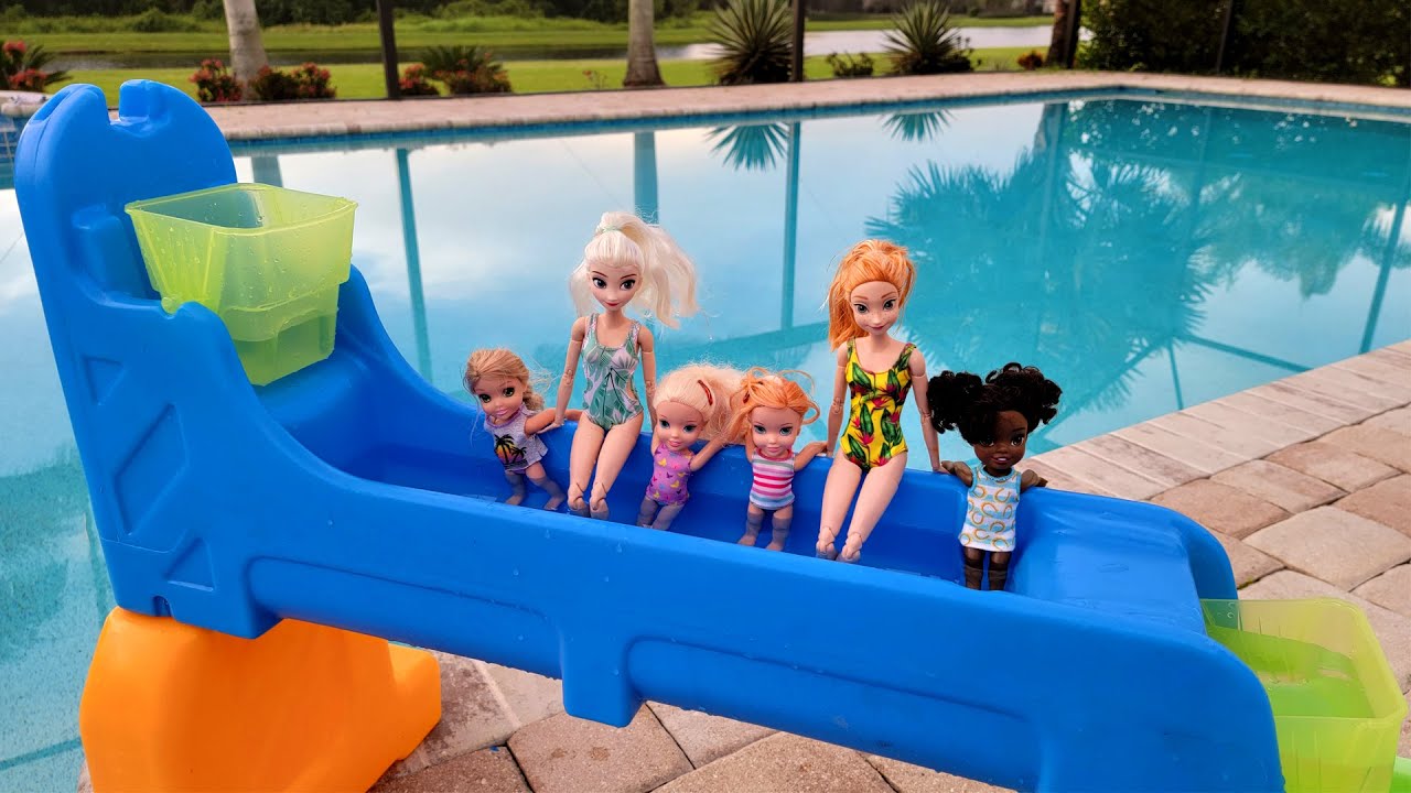 Water park ! Elsa & Anna toddlers - friends - pool - splash - floaties ...