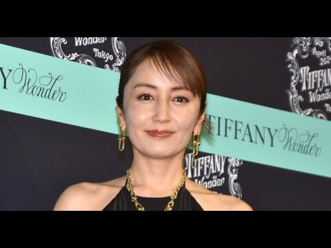 B1- 矢田亜希子、大胆ドレスで背中を惜しげもなく披露 『ラヴィット』では見せない俳優オーラ全開 - YAYAFA