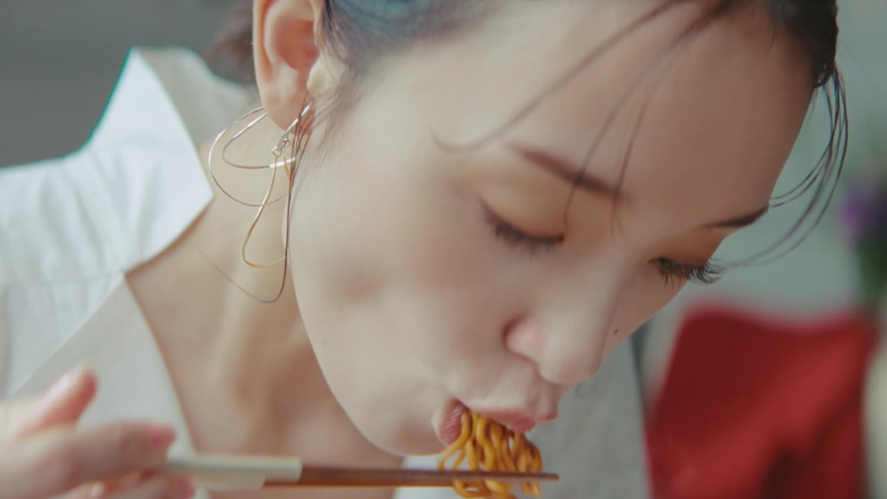 剛力彩芽、豪快に「BASE YAKISOBA」を実食！新CM「罪悪感なく食べられちゃう」編が公開 - YAYAFA