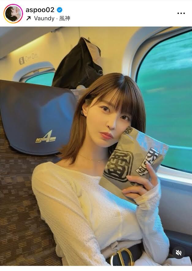 “奇跡の34歳”美人タレント、透け感あふれるコーデでの写真が話題「カワユス」「ダイナマイトセクシー」 - スポーツ報知 - YAYAFA