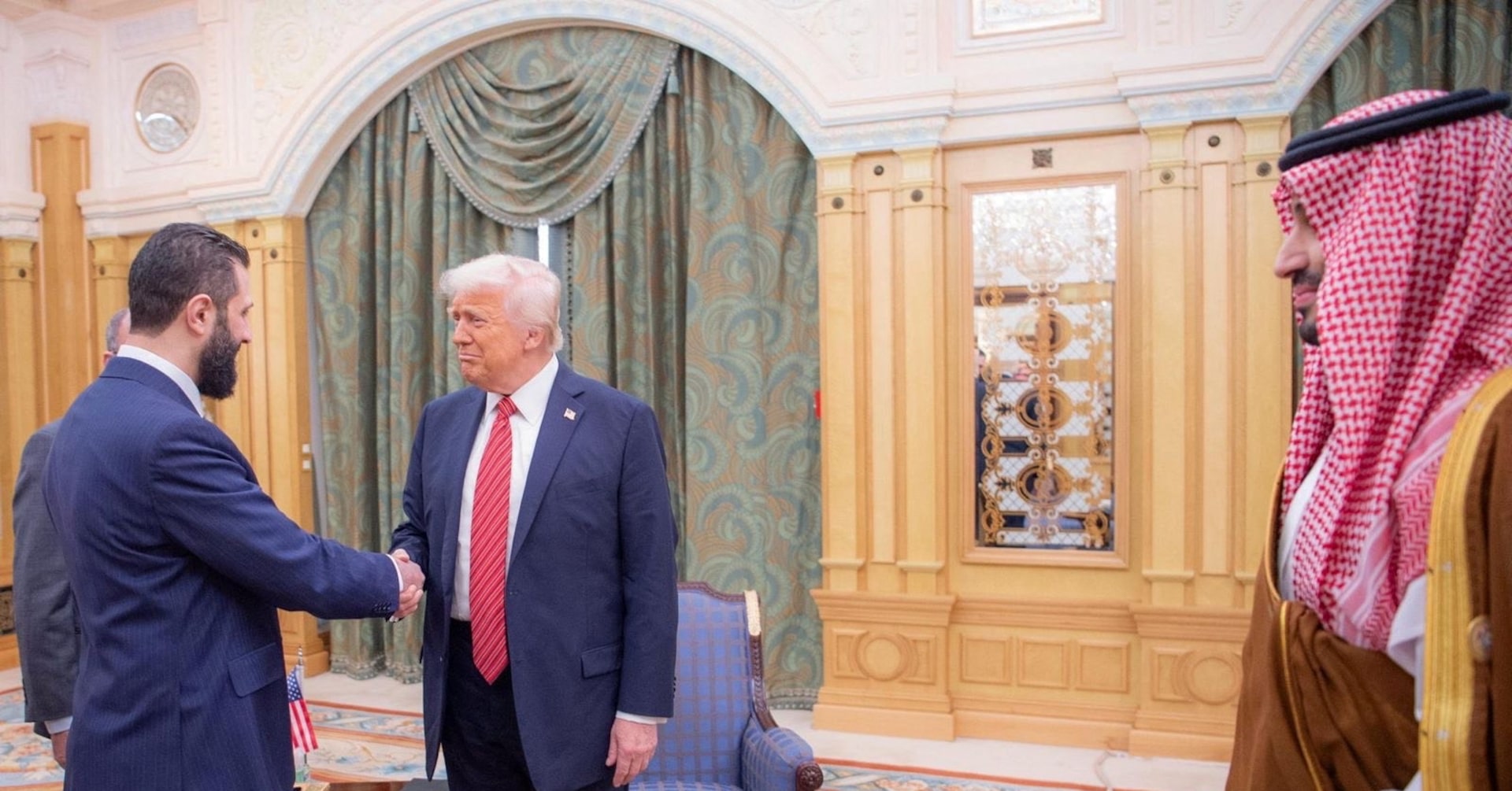 トランプ氏、シリア暫定大統領と会談 イスラエルとの関係正常化促す | ロイター - YAYAFA